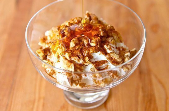 Kouroushis Dairies - Since 1959 - Recipes - ΓΙΑΟΥΡΤΙ ΜΕ ΜΕΛΙ ΚΑΙ ΚΑΡΥΔΙΑ